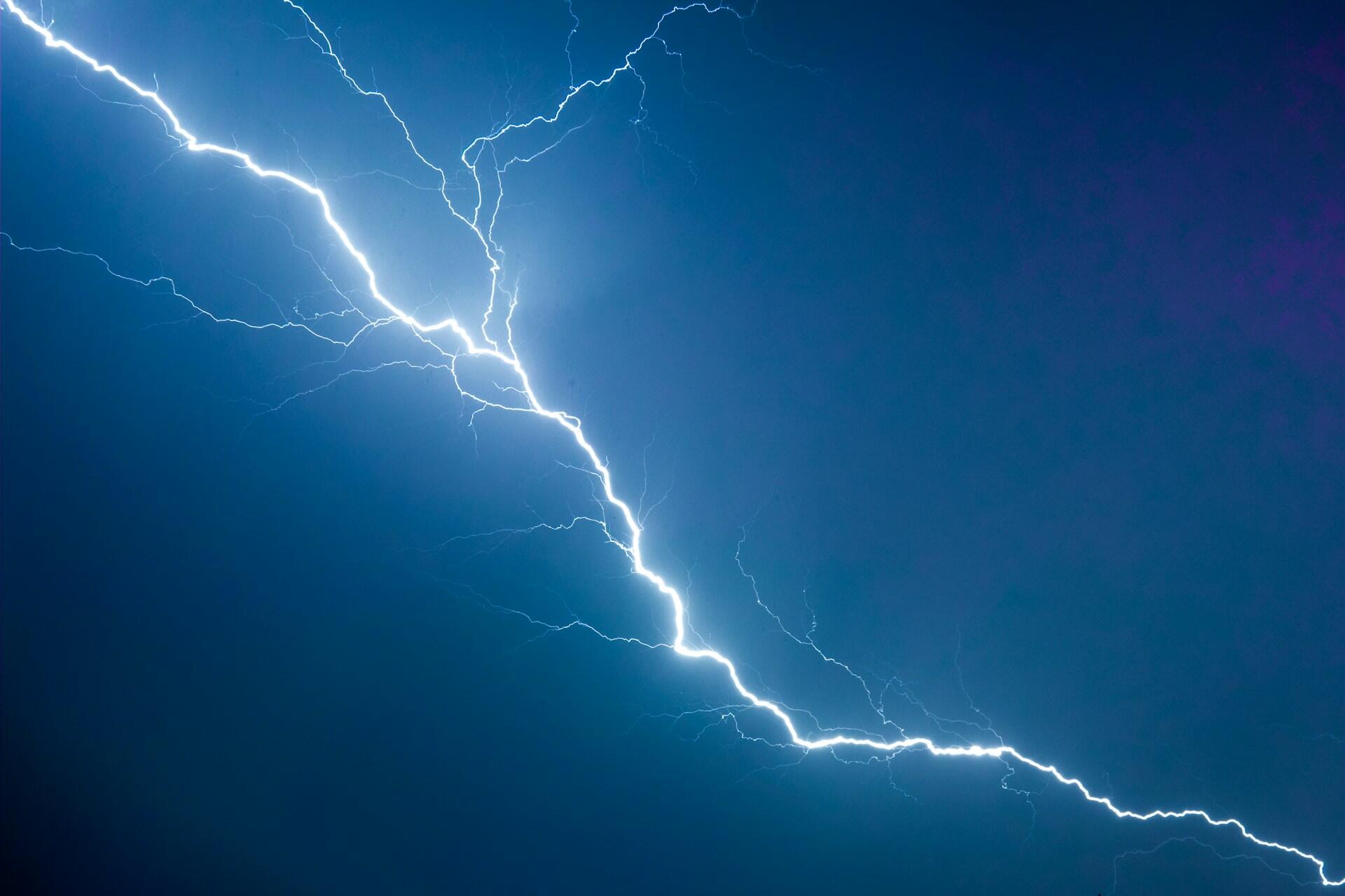 Wie entsteht ein Blitz? Ursachen und physikalische Prozesse